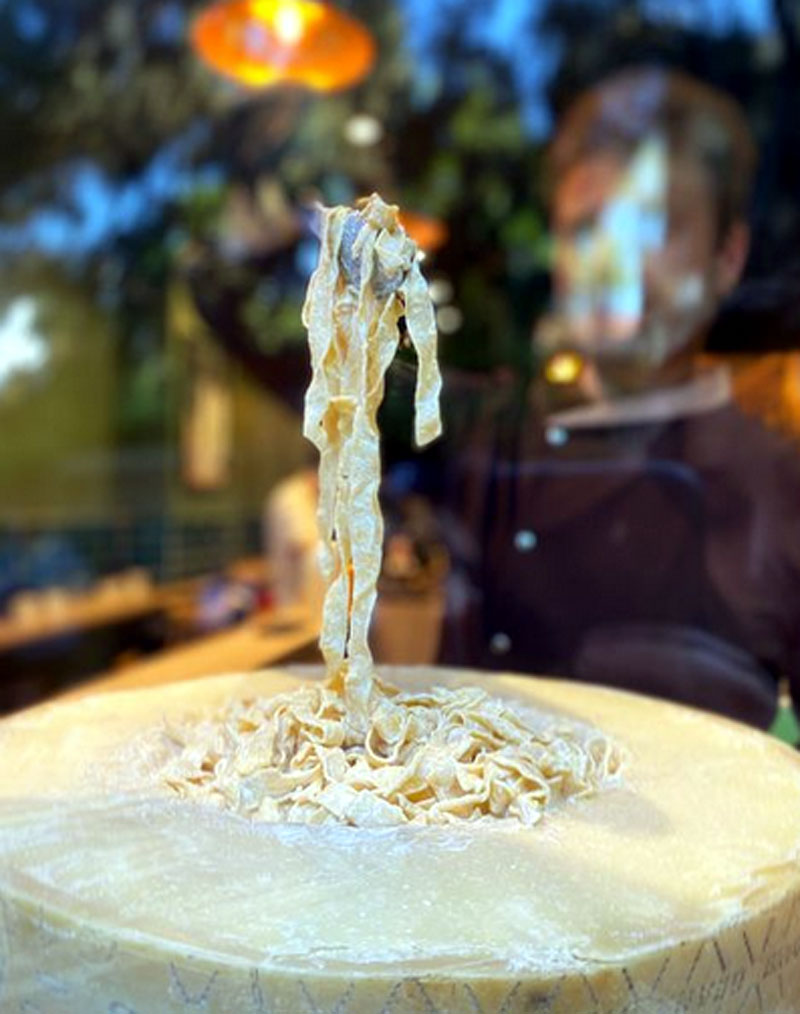 Türkiye’de Parmesan Tekerinde Makarna Yapan Restoranlar - Harbi Yiyorum